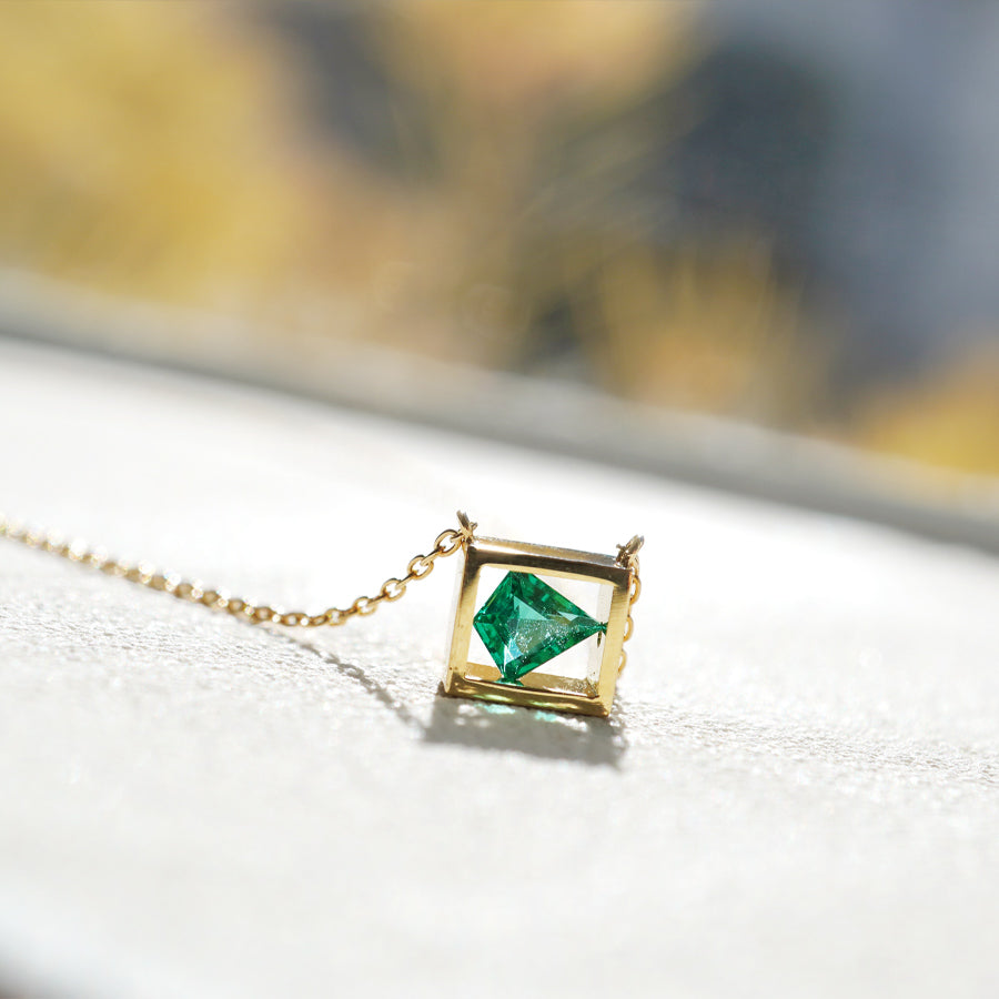 POSITION NECKLACE EMERALD#3697_januka jewelry